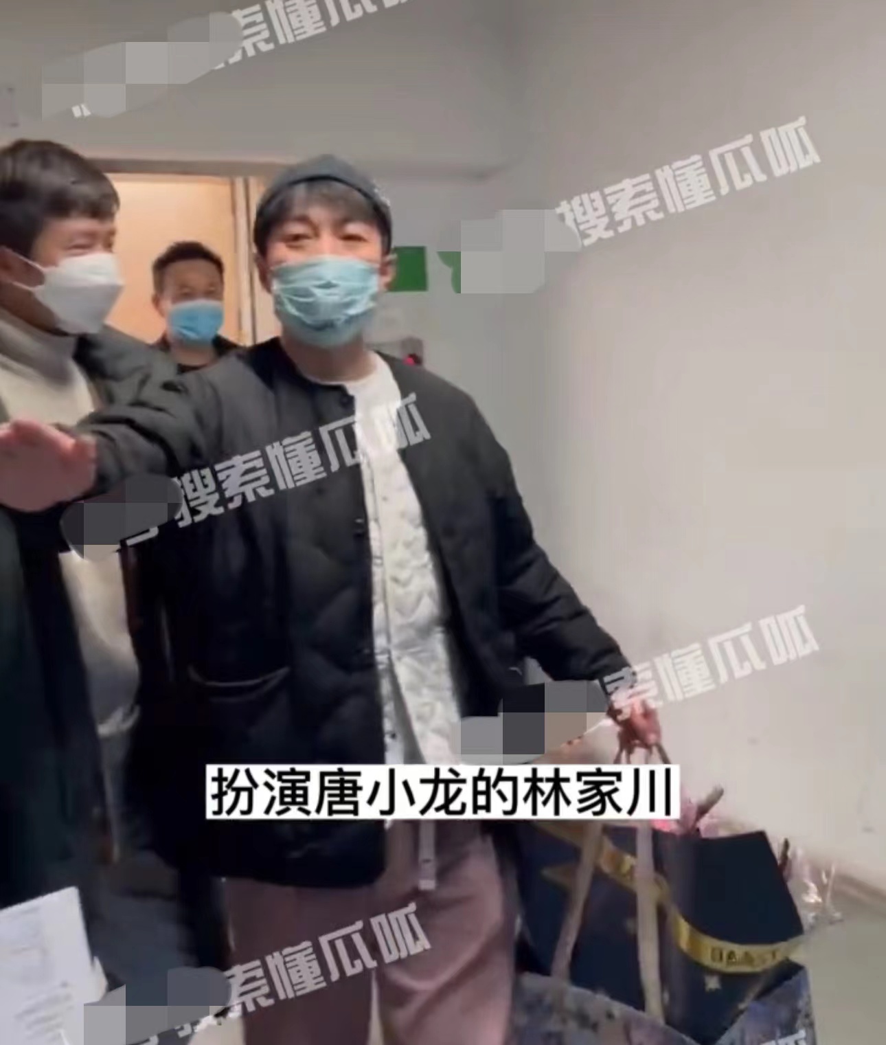 Zhang Songwen was surrounded by fans, his face was tired and his white hair was eye-catching ...