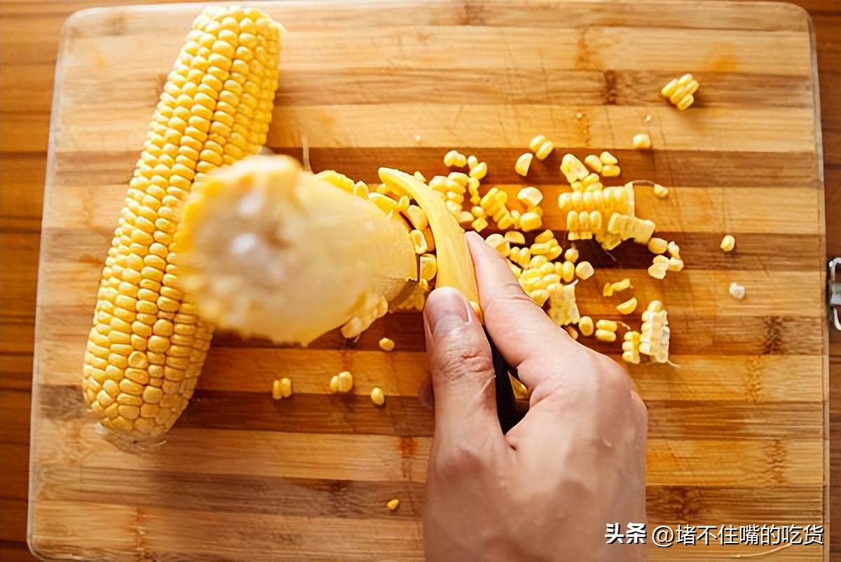 Chicken corn soup, a bowl of soup in winter warms from head to toe ...
