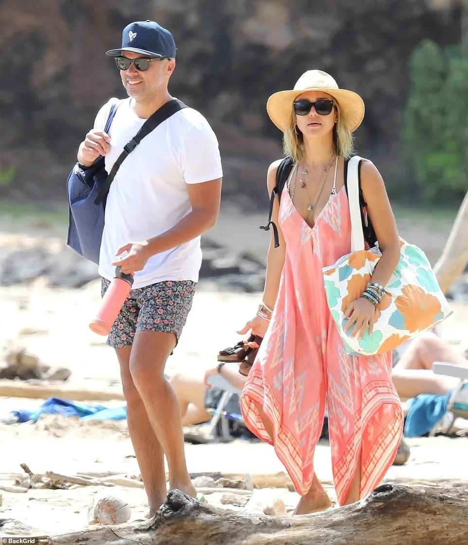 41-year-old Jessica Alba appeared on the beach, showed off her figure ...