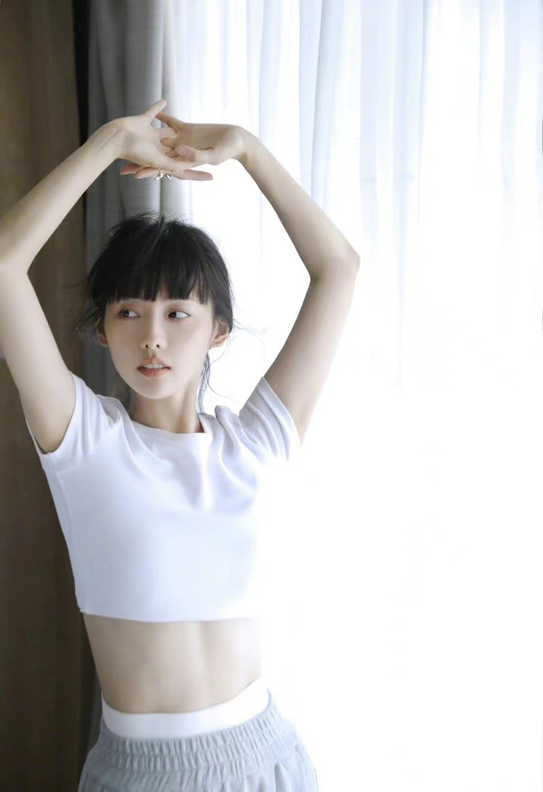 Zhang Jia Ni's early autumn photo, wearing white waistless short ...