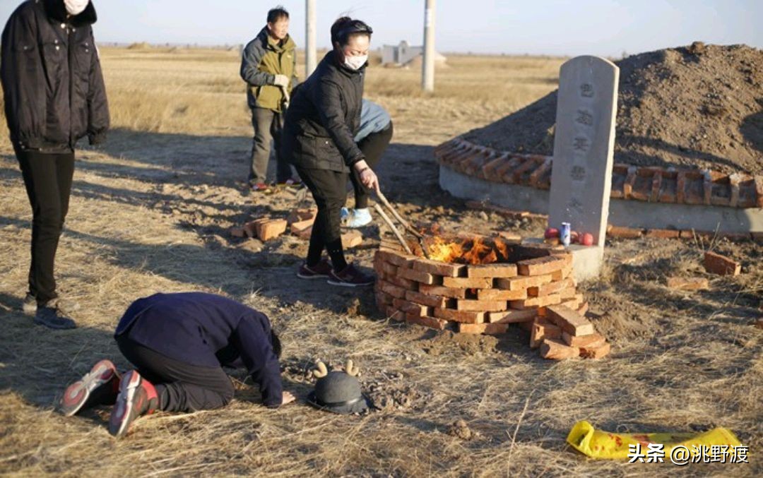 What to say to the ancestors by burning paper at the grave during the ...