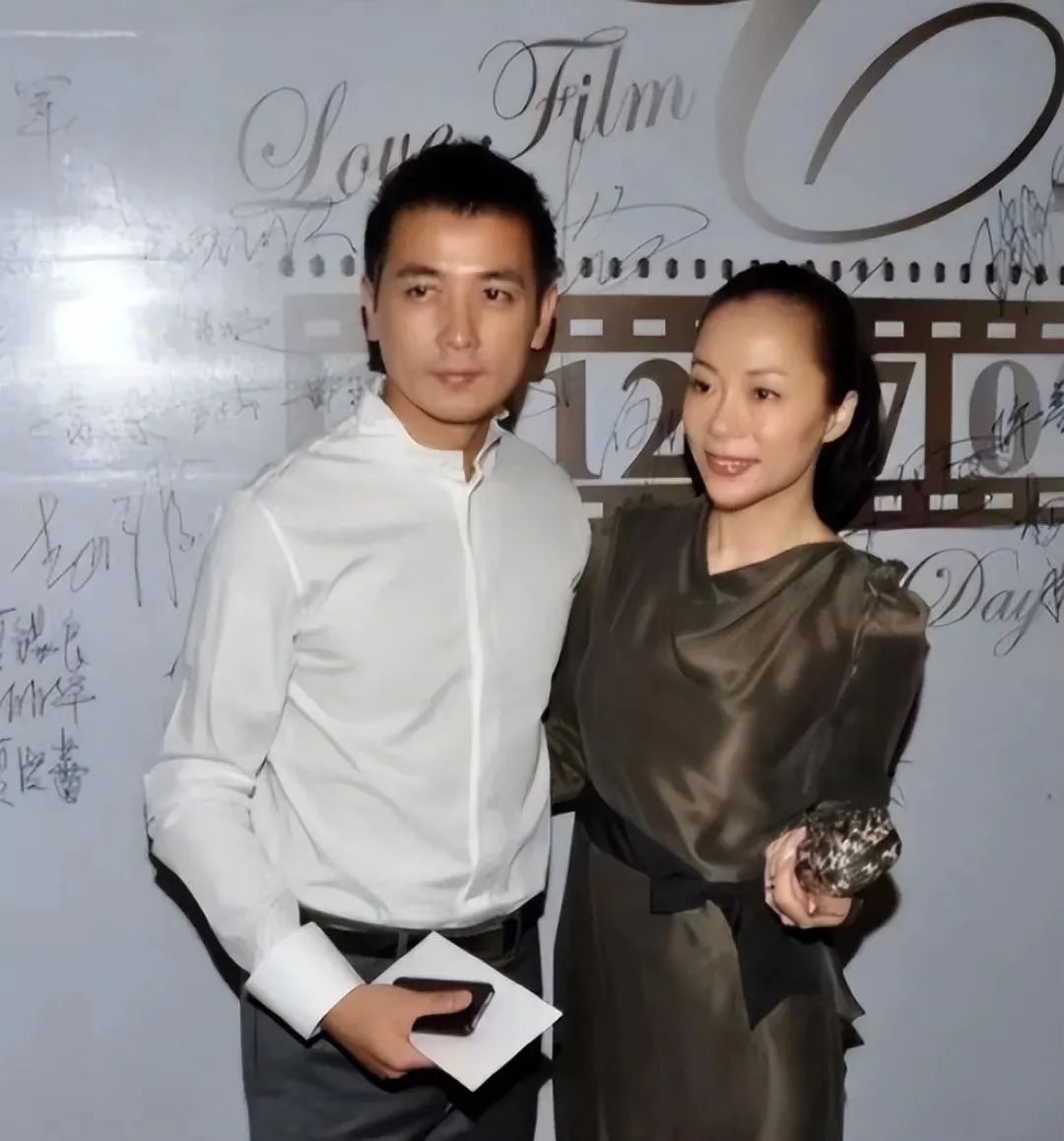Bao Jianfeng's family photo was exposed. His wife dyed her hair blonde and her fashionable ...