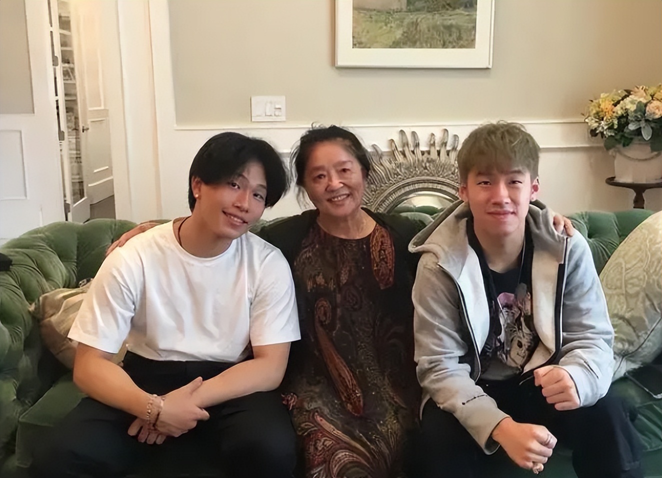 Chen Kun's 21-year-old son shows off Rolls-Royce! Netizens said they ...