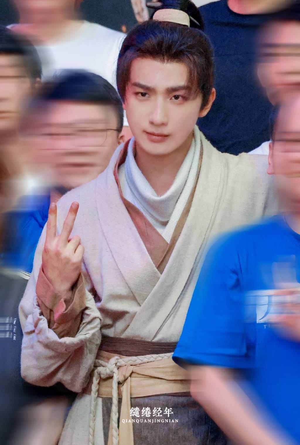 The 25-year-old well-known actor Li Hongyi was revealed to be living ...