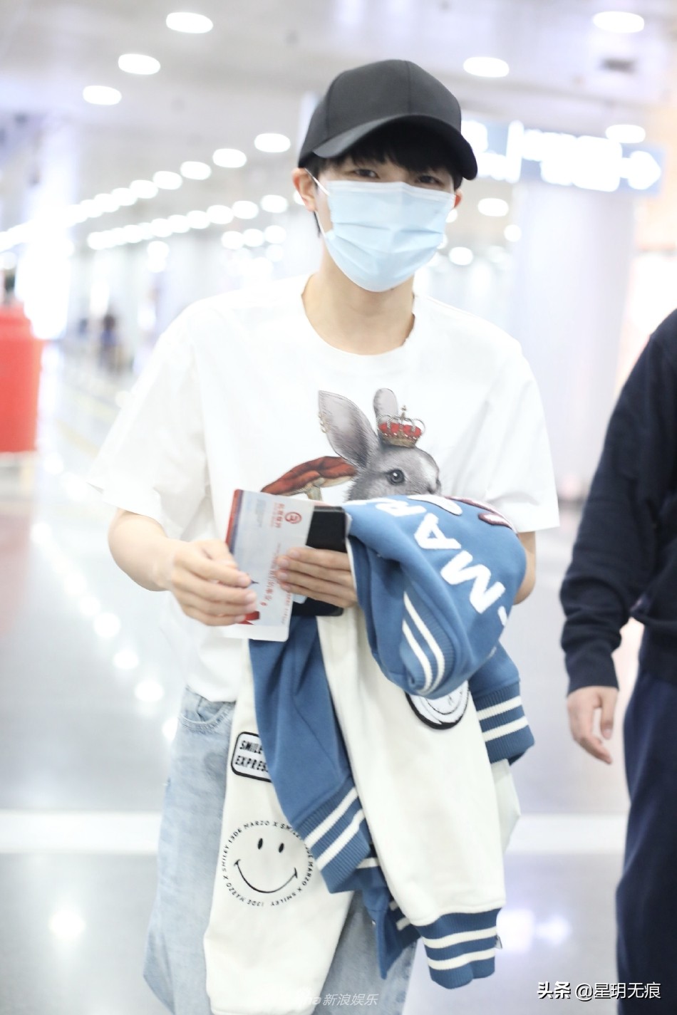 Zhou Shen's white T-shirt and jeans appeared simple and casual, and ...