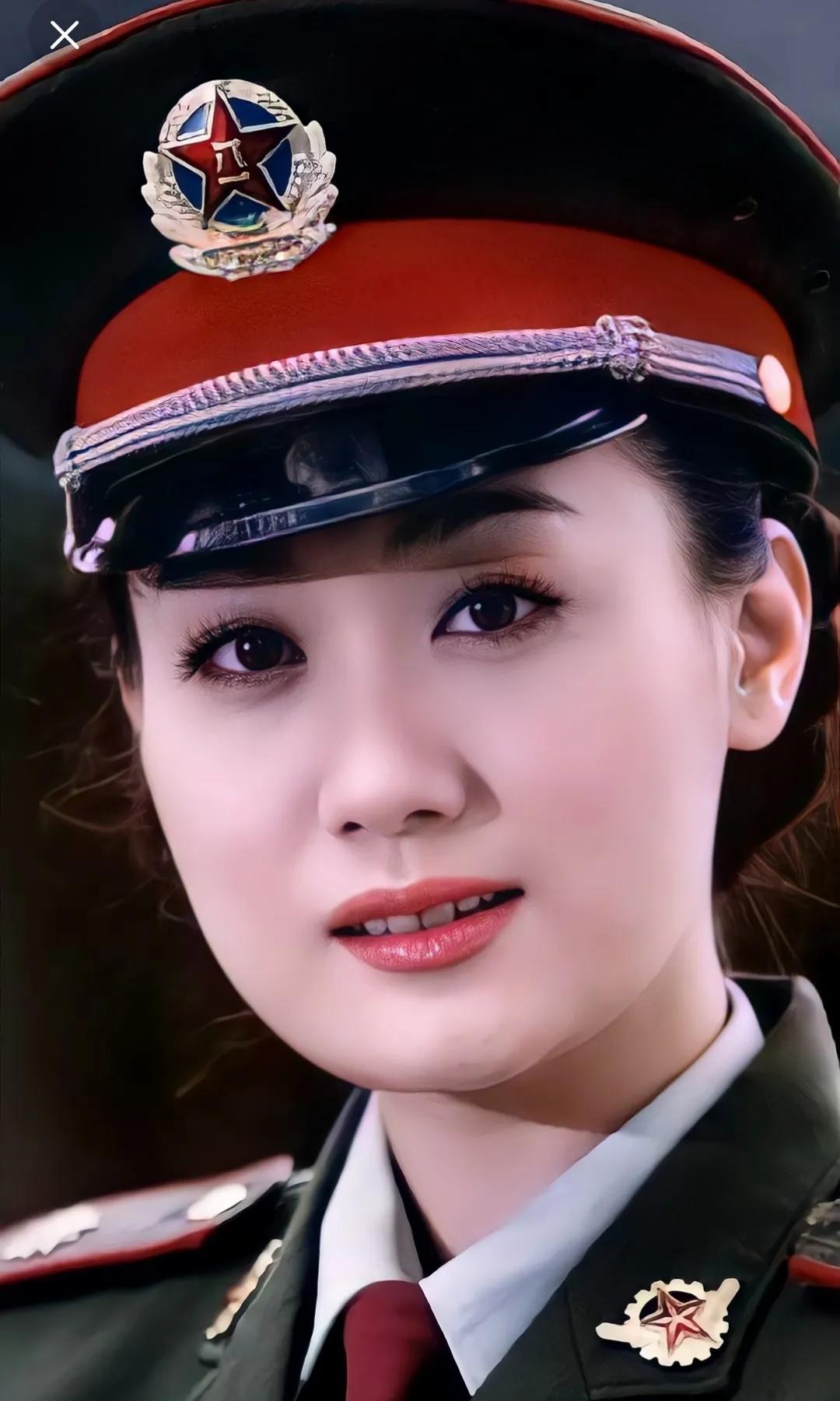 Tan Jing's military uniform photos, all heroic - iNEWS