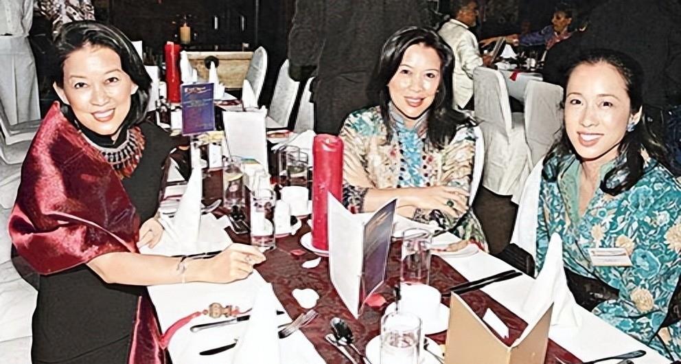 Lingling Zhu: There are three sisters in the family, the elder sister ...