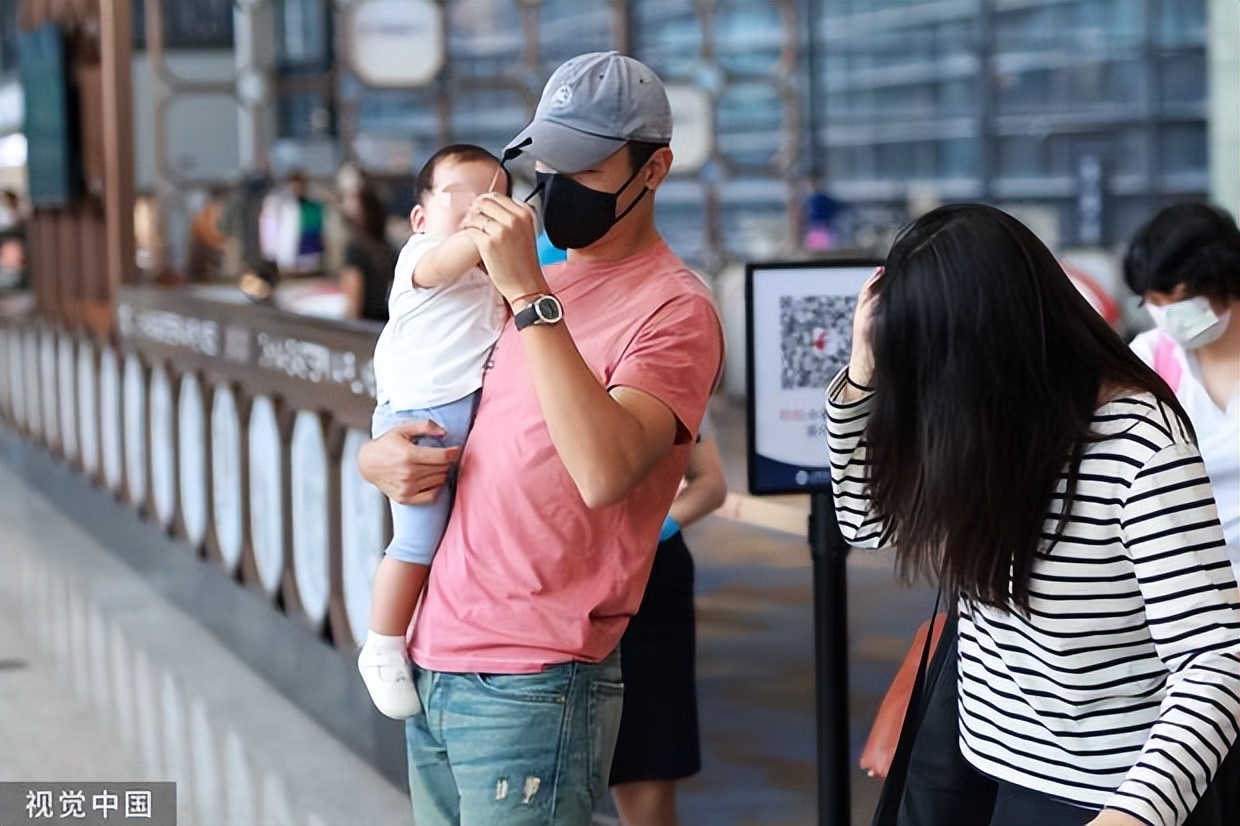 Zhu Zhu and her husband brought their daughters to the airport with a ...