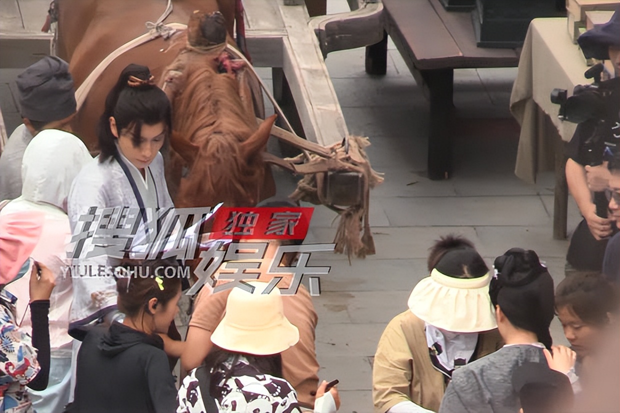 Zhang Jingyi and Hu Yitian looked at each other affectionately during ...