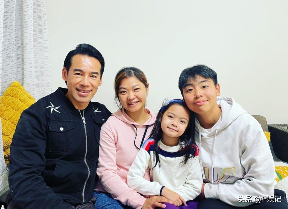 Xu Rong led his wife and daughter to run together and enjoy parent ...