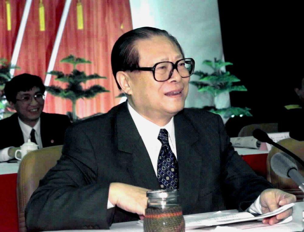Deng Xiaoping once trained two young successors, why did he finally ...