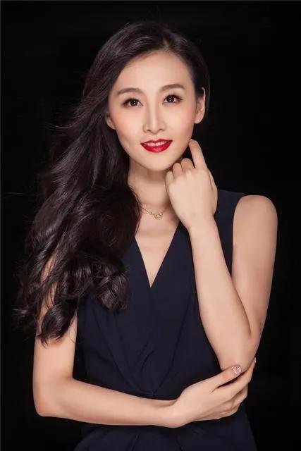 Qian Xuan's retro photo, romantic and elegant - iNEWS