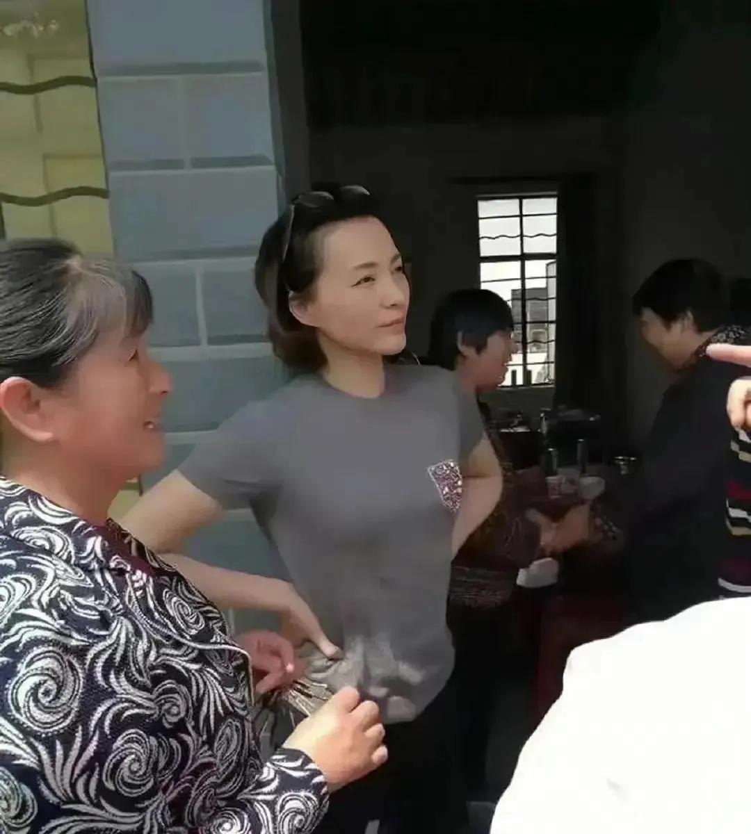 49-year-old Dong Qing went back to the countryside to eat dinner, she ...