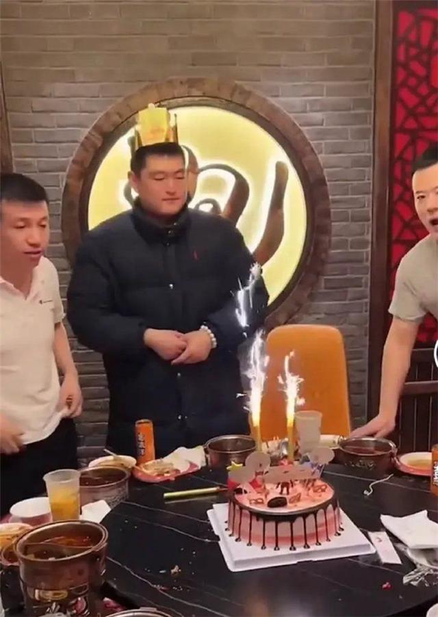 Zhao Benshan's youngest son, Zhao Yinan, celebrated his birthday in a ...