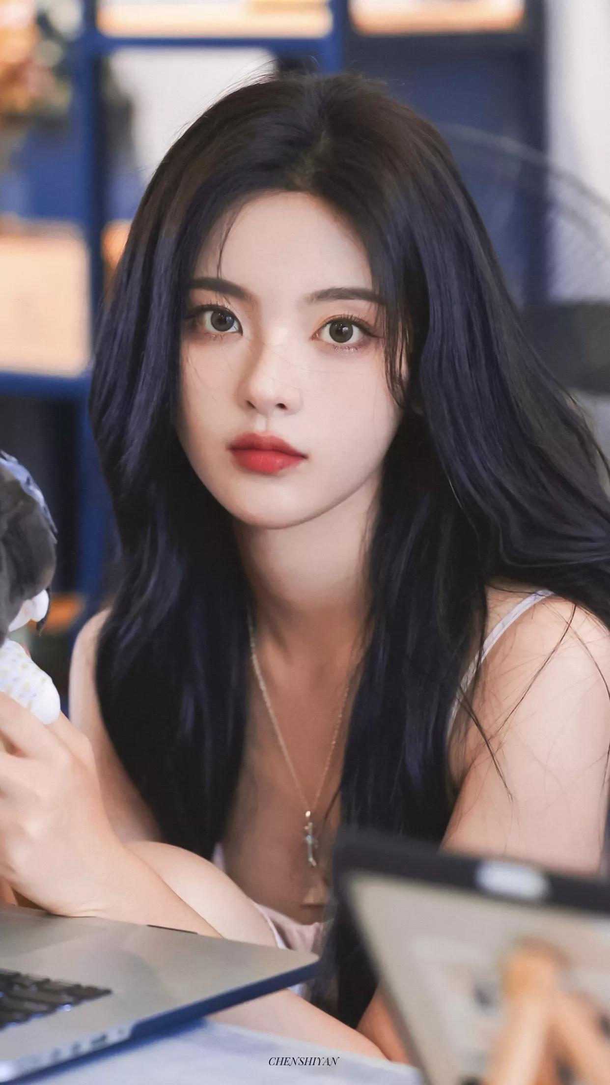 Star Wallpaper - Issue 120 - Yang Chaoyue - iNEWS