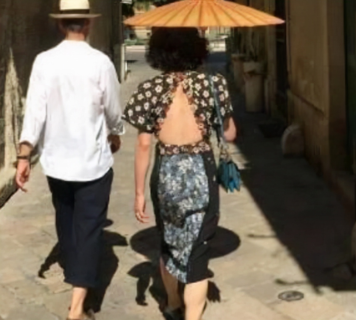 50-year-old Venus trip to Italy with her husband holding hands, the ...