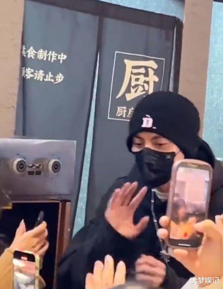 "Wang Hedi's surprise appearance" suddenly appeared after eating fried ...