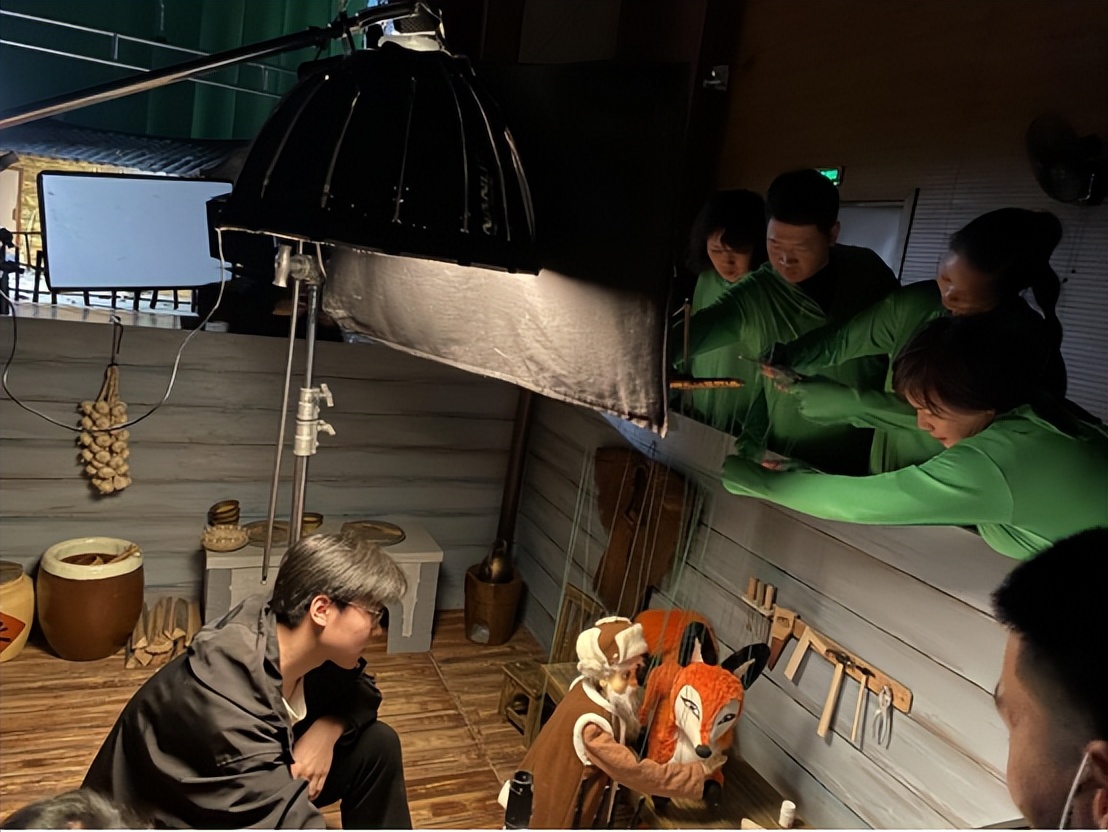 The innovative puppet show "The Old Man and the Fox" officially started ...