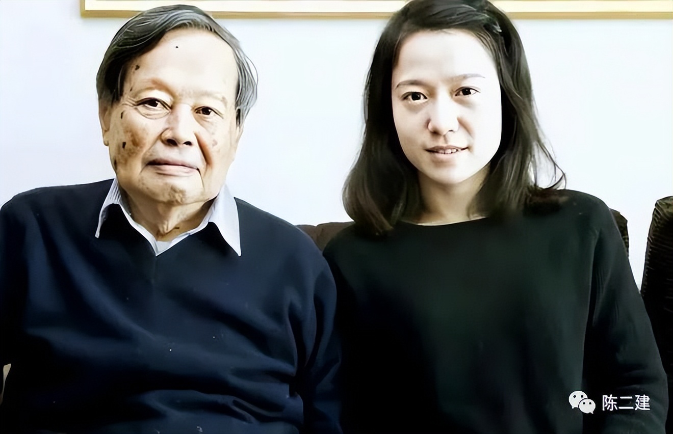 翁帆離開楊振寧，遠赴日本！花枝招展顯魅力，披金戴銀似獨立 - 頭條匯