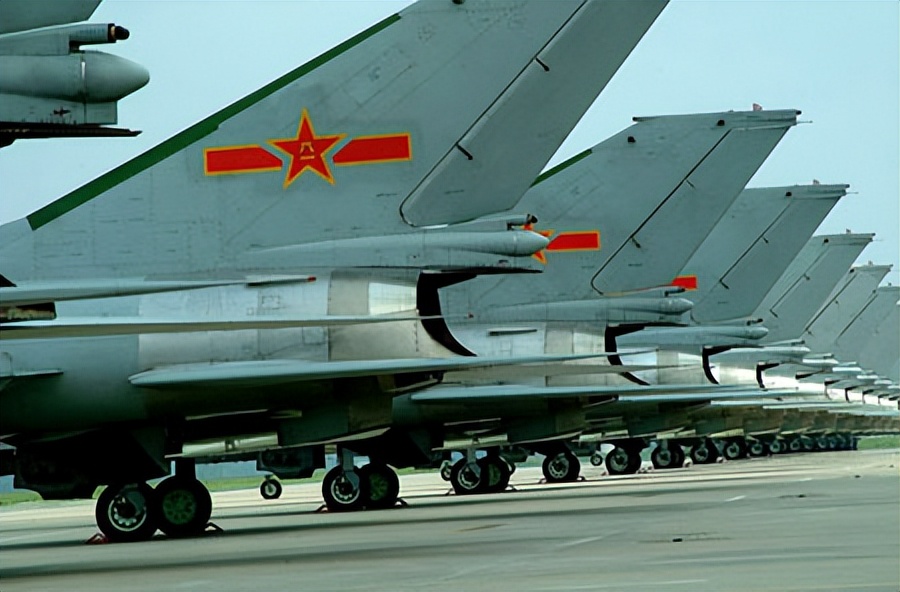 The size of the J-8 fighter compared with the J-10 and the reason why ...