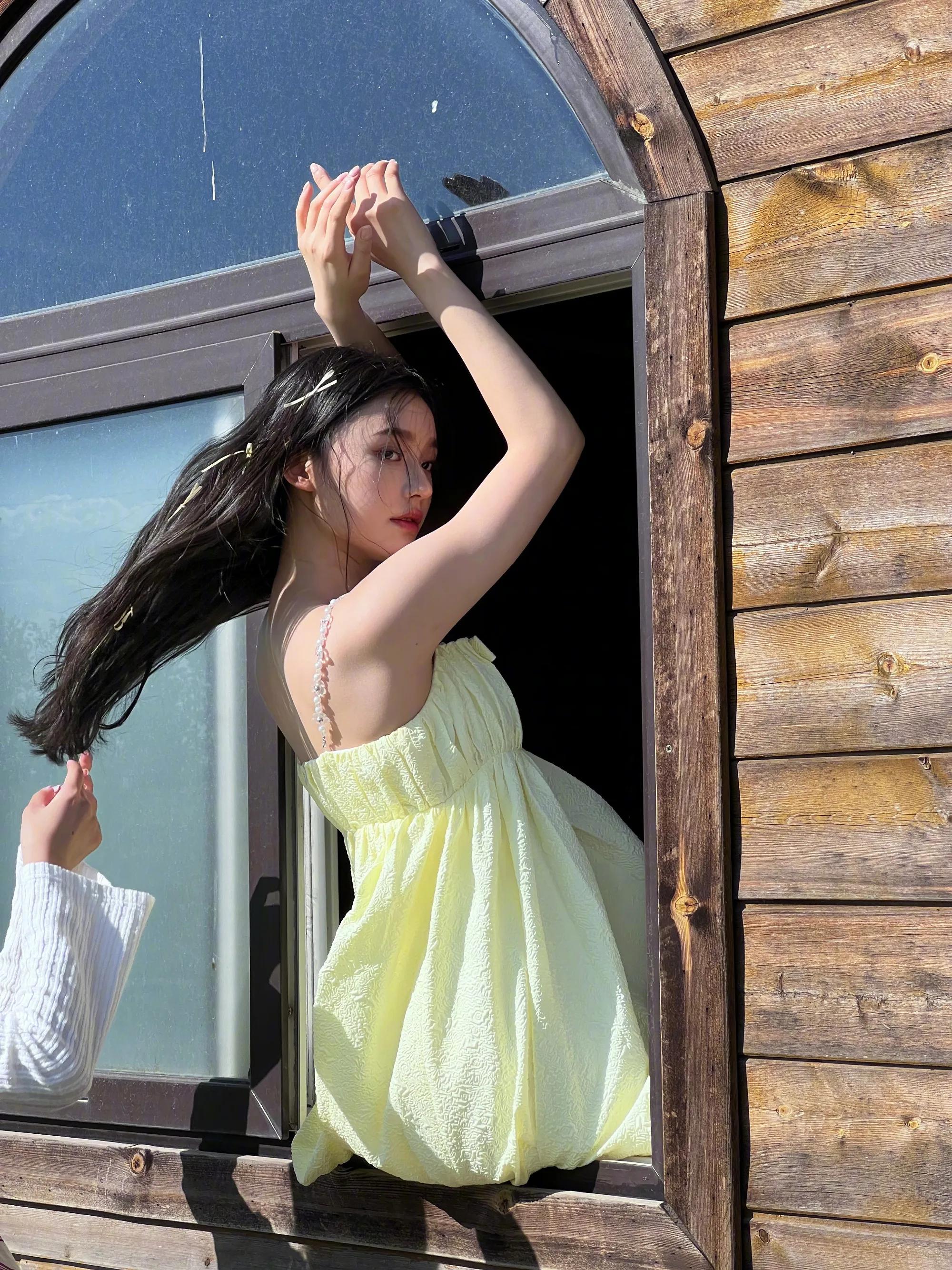 Lin Yun: The girl in the light yellow dress with fluffy hair is ...