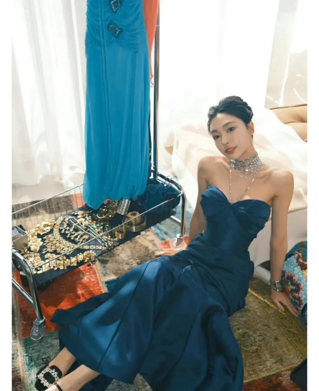 Yi Mengling is really popular this time, wearing a dark blue dress to ...