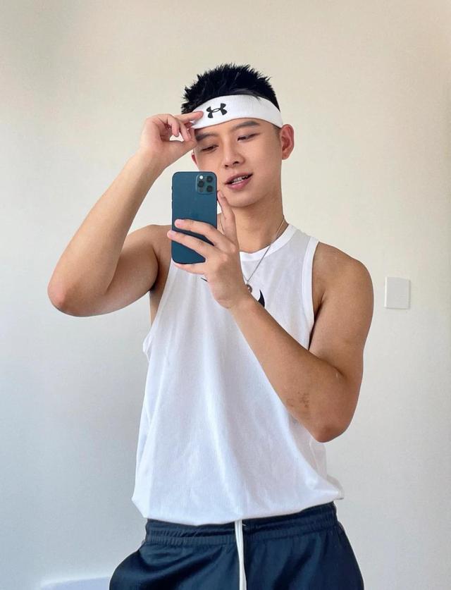 This fresh meat boy who loves to wear white socks has a head - iNEWS