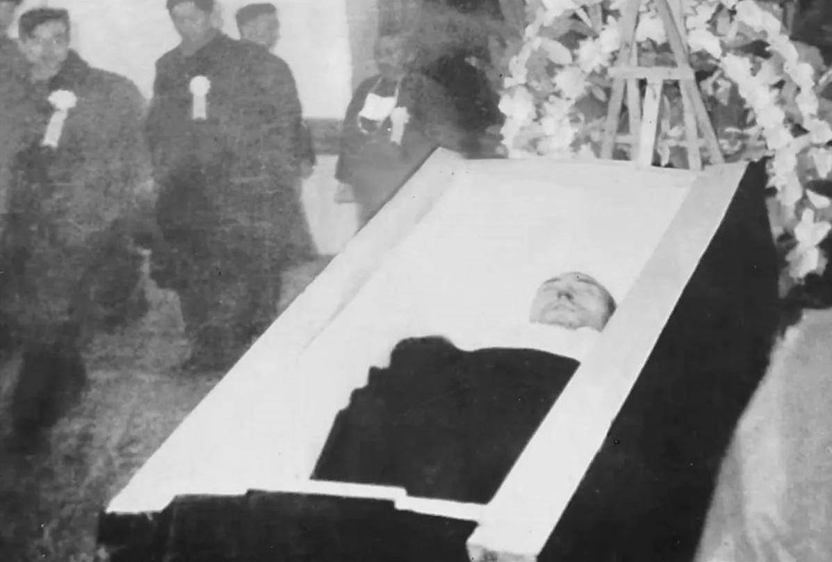 The photo of Yang Jingyu when he was encoffined in 1958, the body was ...