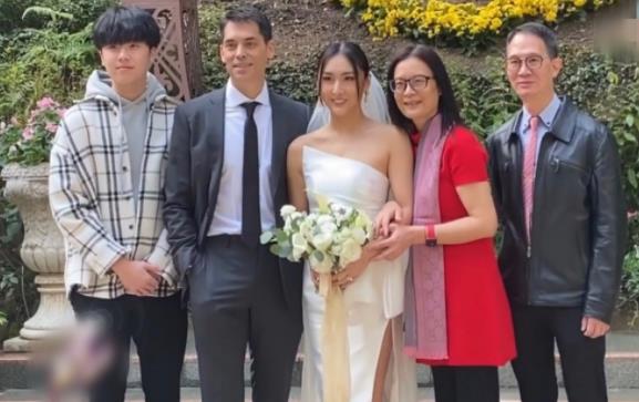 TVB host Chen Yuelin received a certificate to get married, and became famous after a ...