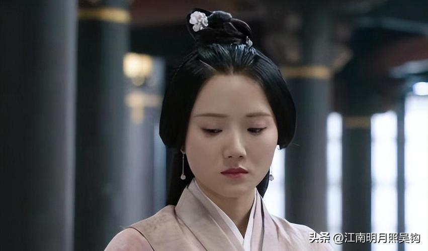 King Ling of Chu has a thin waist, and building palaces wastes people ...