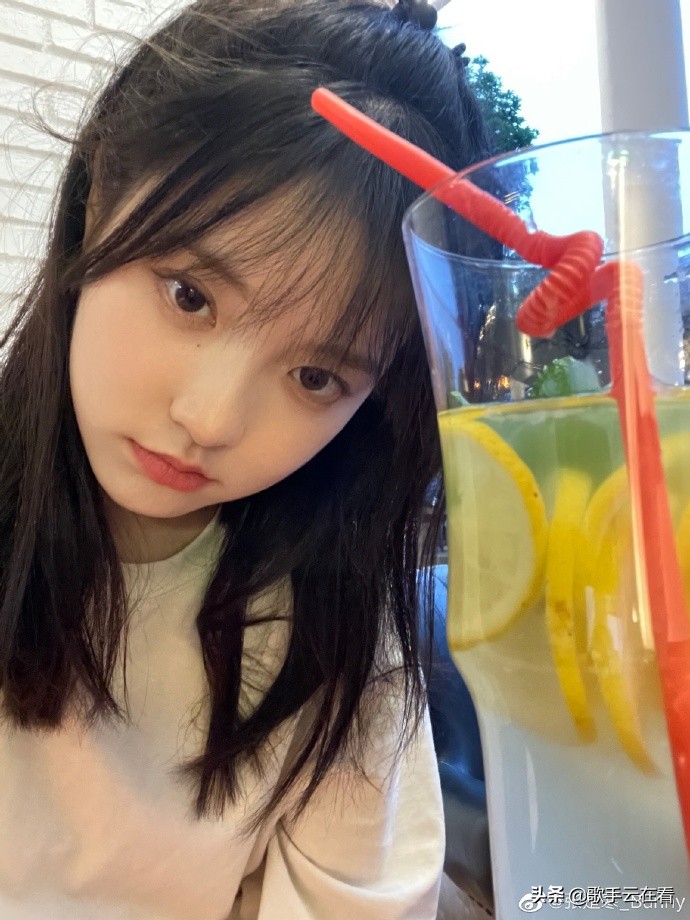 Appreciate the lovely photos of the beauty Zhang Chuhan, it's so ...