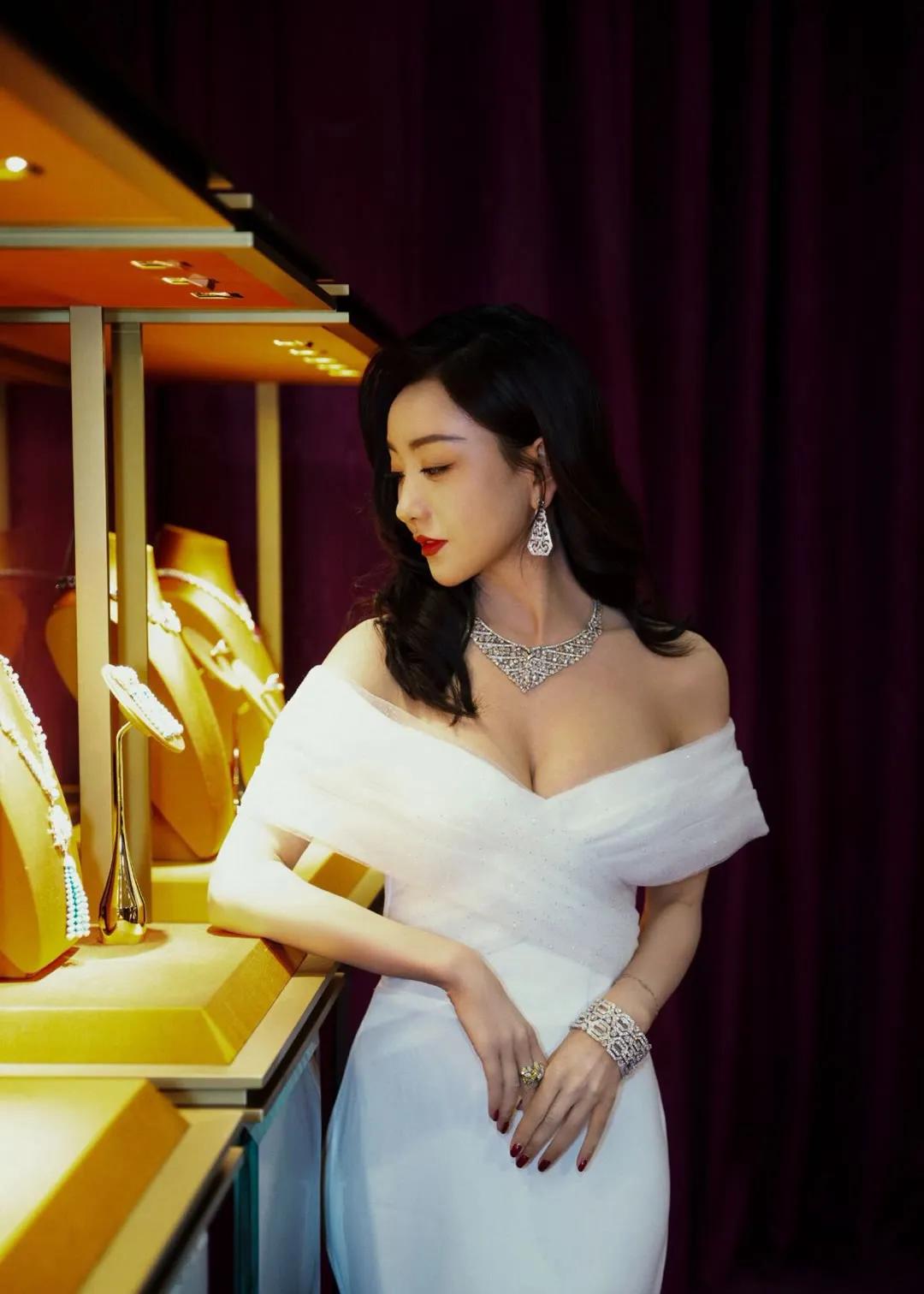 Yang Rong's beautiful photo - iNEWS