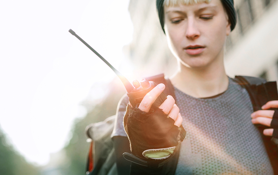 What are the uses of the walkie-talkie PTT button?Quick collection - iNEWS