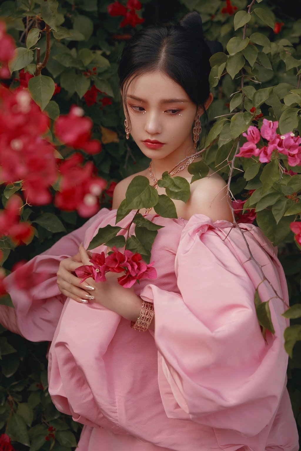 Lin Yun is wearing a pink off-the-shoulder flower bud skirt to focus ...