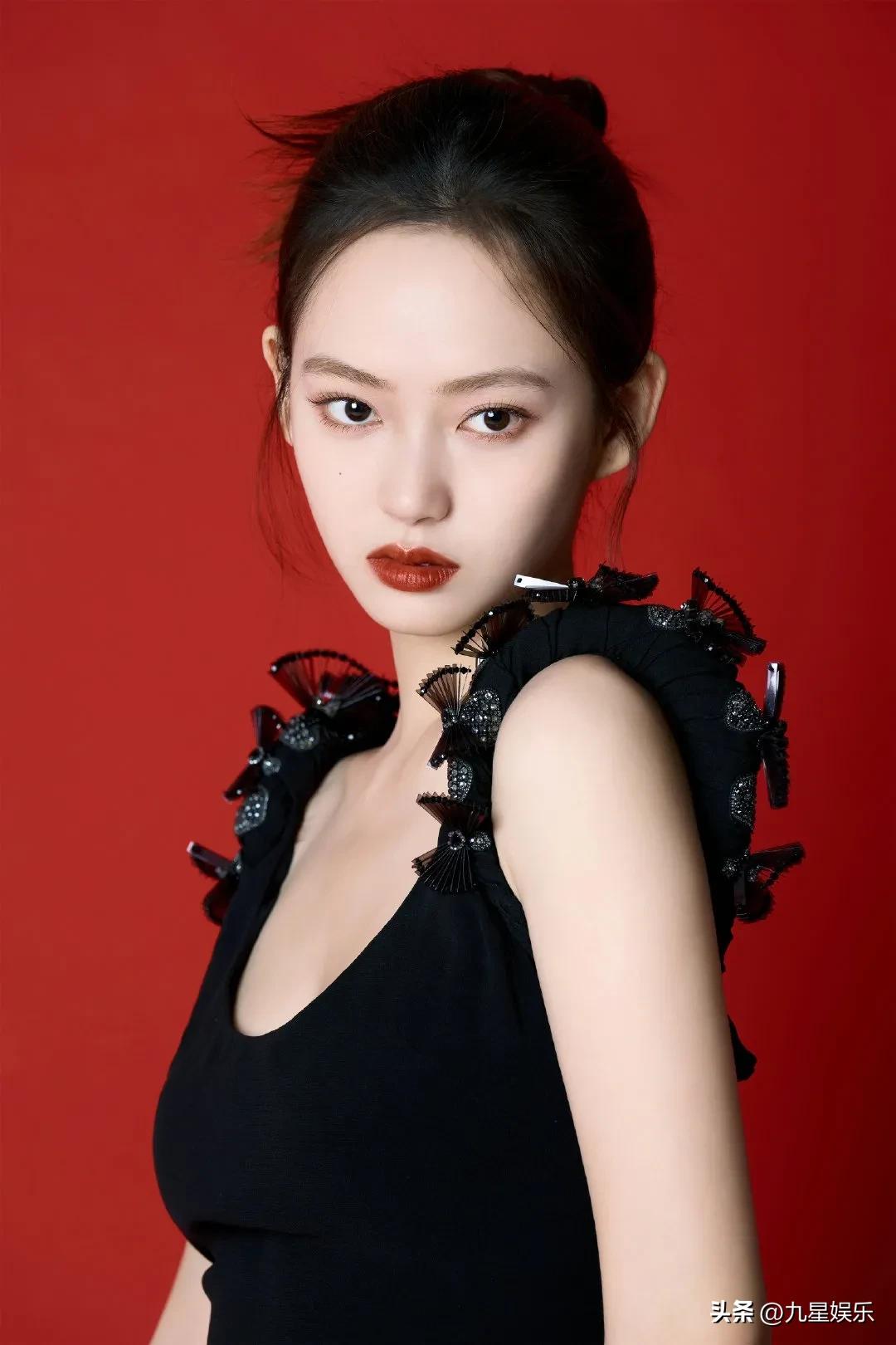 With bright red lips, bold and cool, Mr. Nie's temperament and ...
