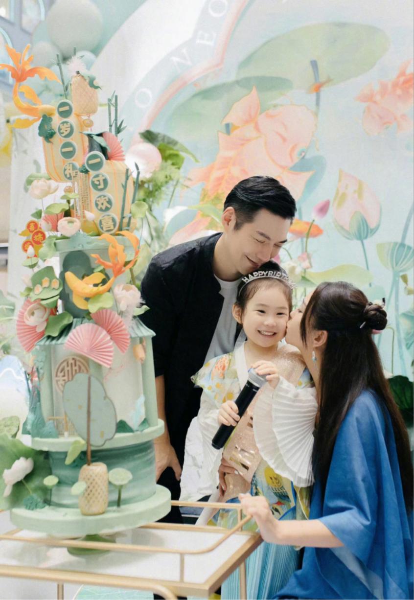 Yan Kuan generously held a birthday party for his daughter. He wore a ...