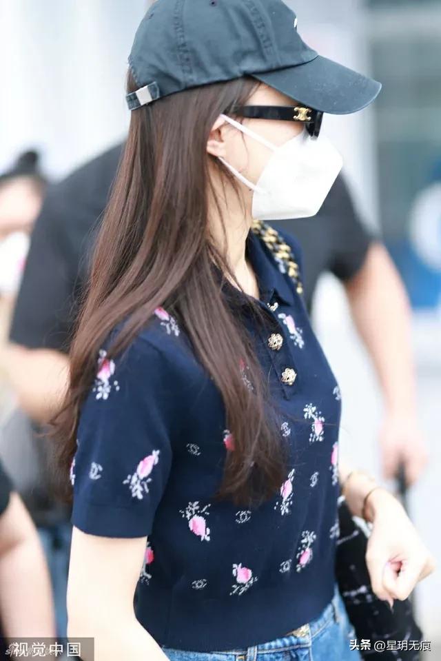 Tang Yan wearing a baseball cap appeared at the airport with printed ...