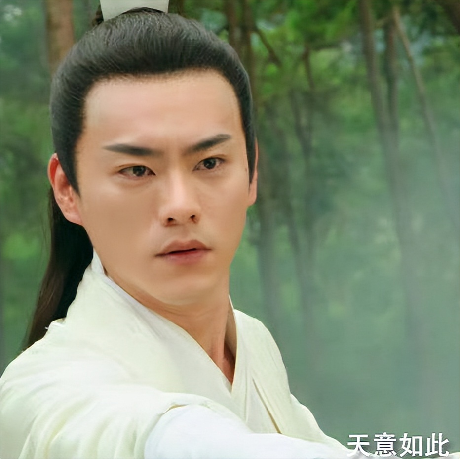 Li Chengbin plays Bai Zihua in the movie version and Chen Douling plays ...