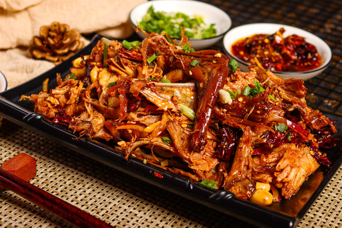 Food on the tip of the tongue: the production process of red oil rabbit ...