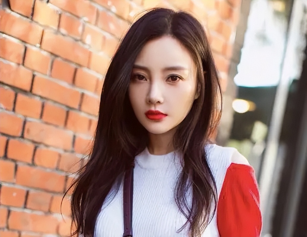 41-year-old Li Xiaolu and 65-year-old mother Zhang Weixin are in the ...