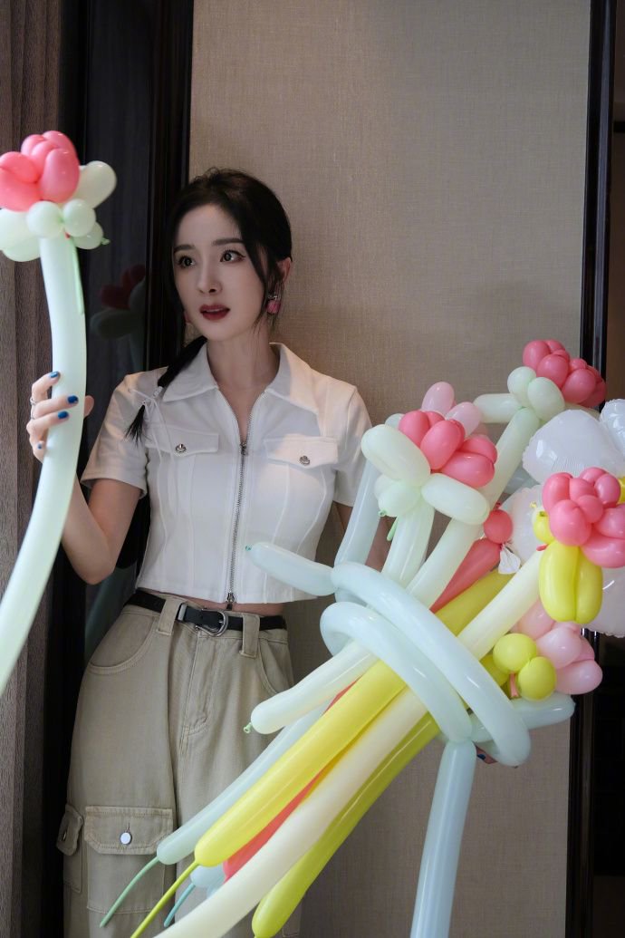 Balloon sister! Yang Mi's latest beautiful photos of her life are here ...
