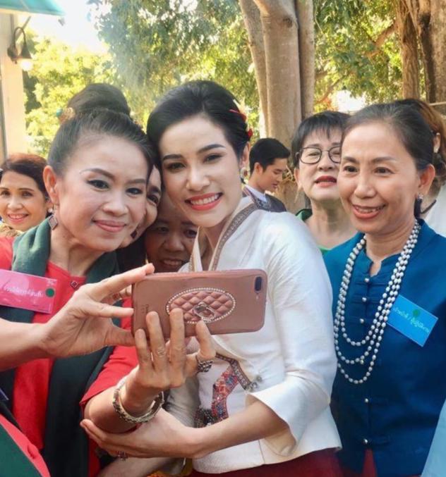 Sinina did not fall out of favor, she appeared on a poster with Sutida ...