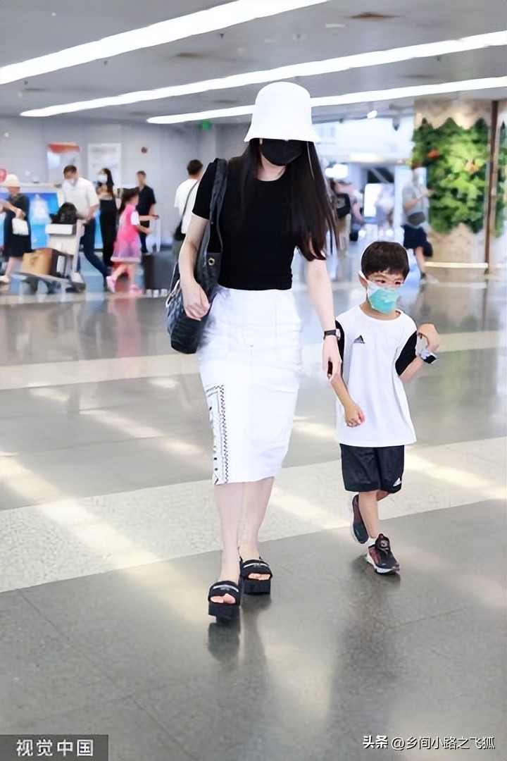 Huang Shengyi showed up at the airport with his youngest son An Lin ...
