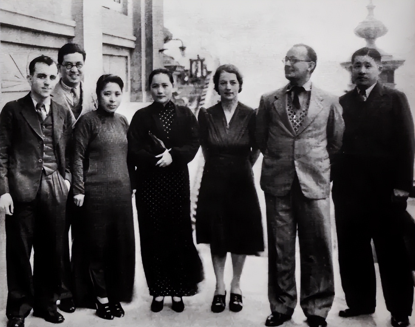 At Premier Zhou's memorial service, Soong Ching Ling left the venue ...