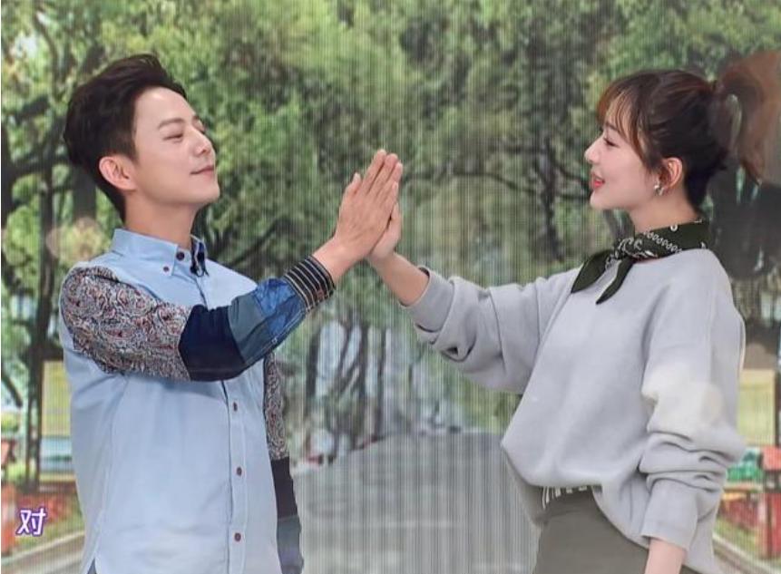 Yang Zi cares about other people everywhere, subconsciously protects Mr ...