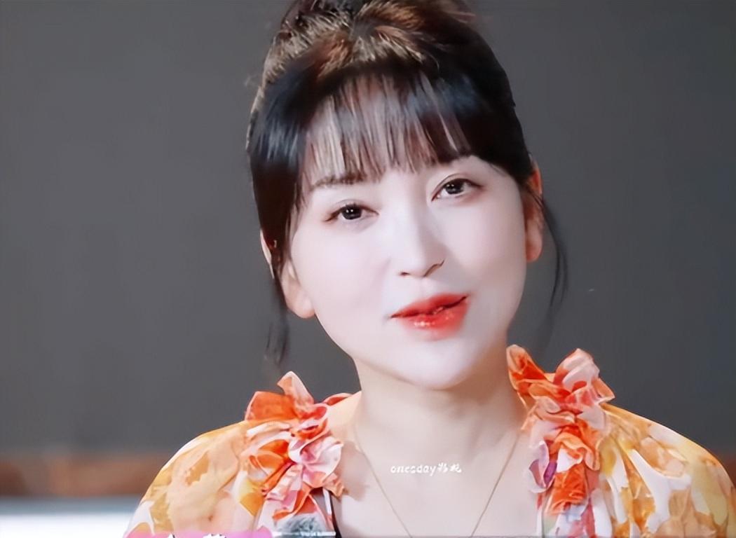 42-year-old Jin Sha brought her 23-year-old boyfriend to the show. The ...