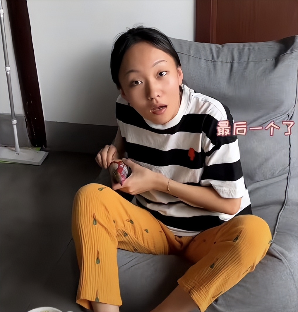 Shao Yuxuan and Zhang Xiaohua were met by chance on the street, wearing sloppy men's slippers ...