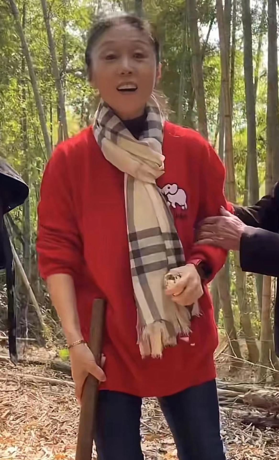 61-year-old Wu Qiong is too old to be recognized. She does farm work like a village woman, her ...