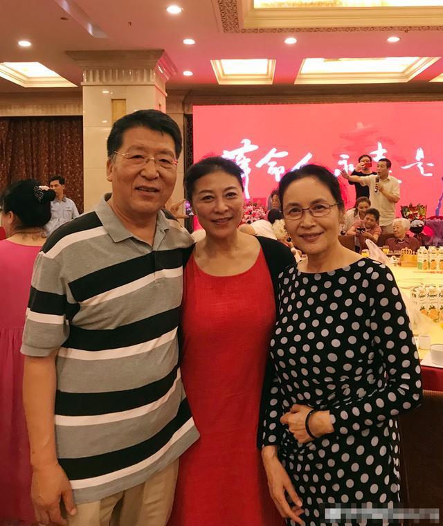 Yue Hong goes shopping with her mother hand in hand!She looks like a ...