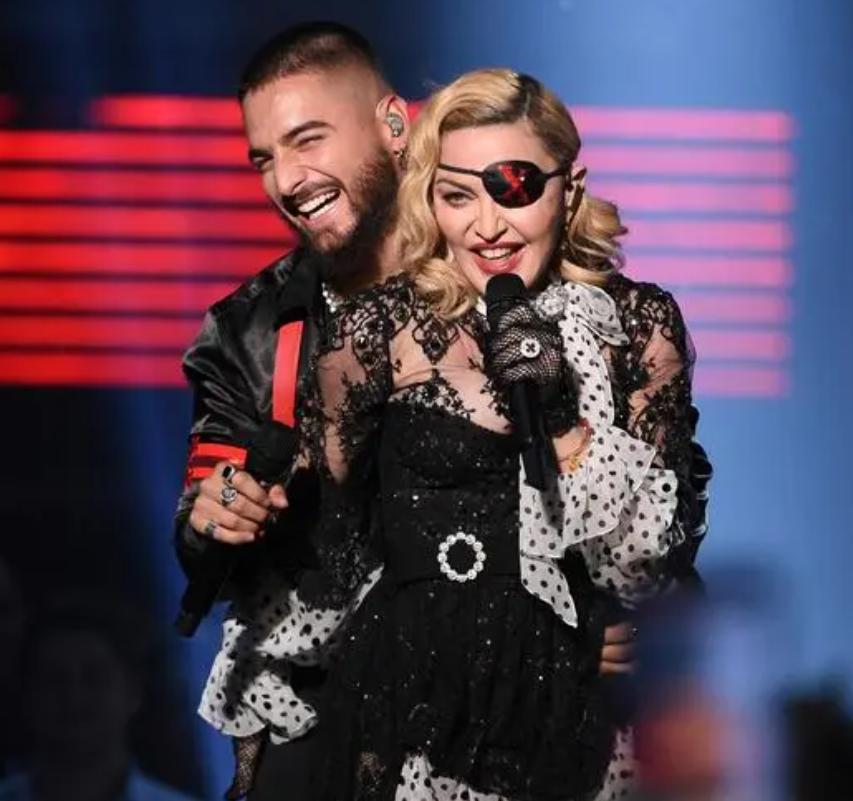 Drake received giant souvenirs during his concert, and netizens ...